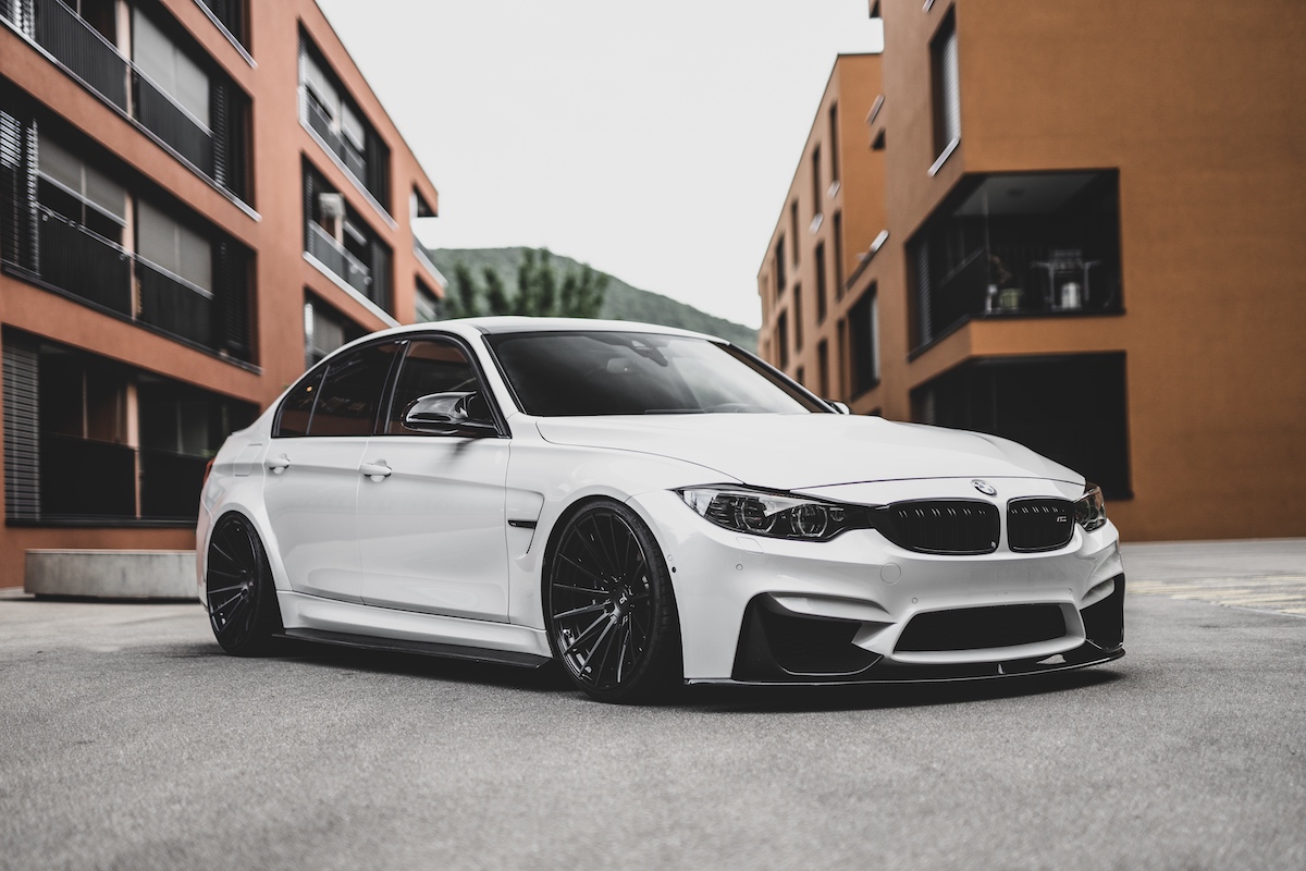 Weißes M-Duo auf Yido Performance-Felgen - Bestofwheels Alufelgen